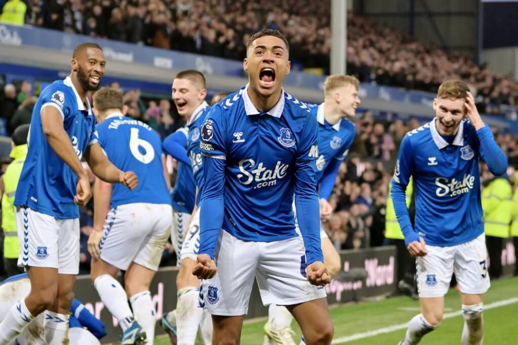 10-Man Everton secure stunning Old Trafford victory after early red ...